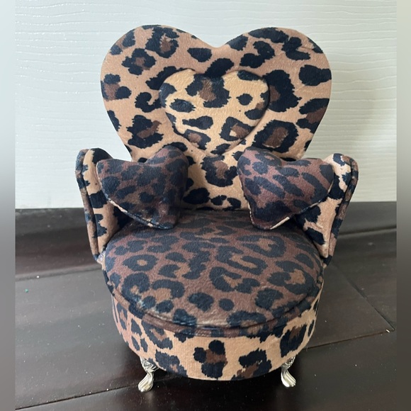Storage & Organization | Leopard Chair Shaped With Heart Shaped Throw ...